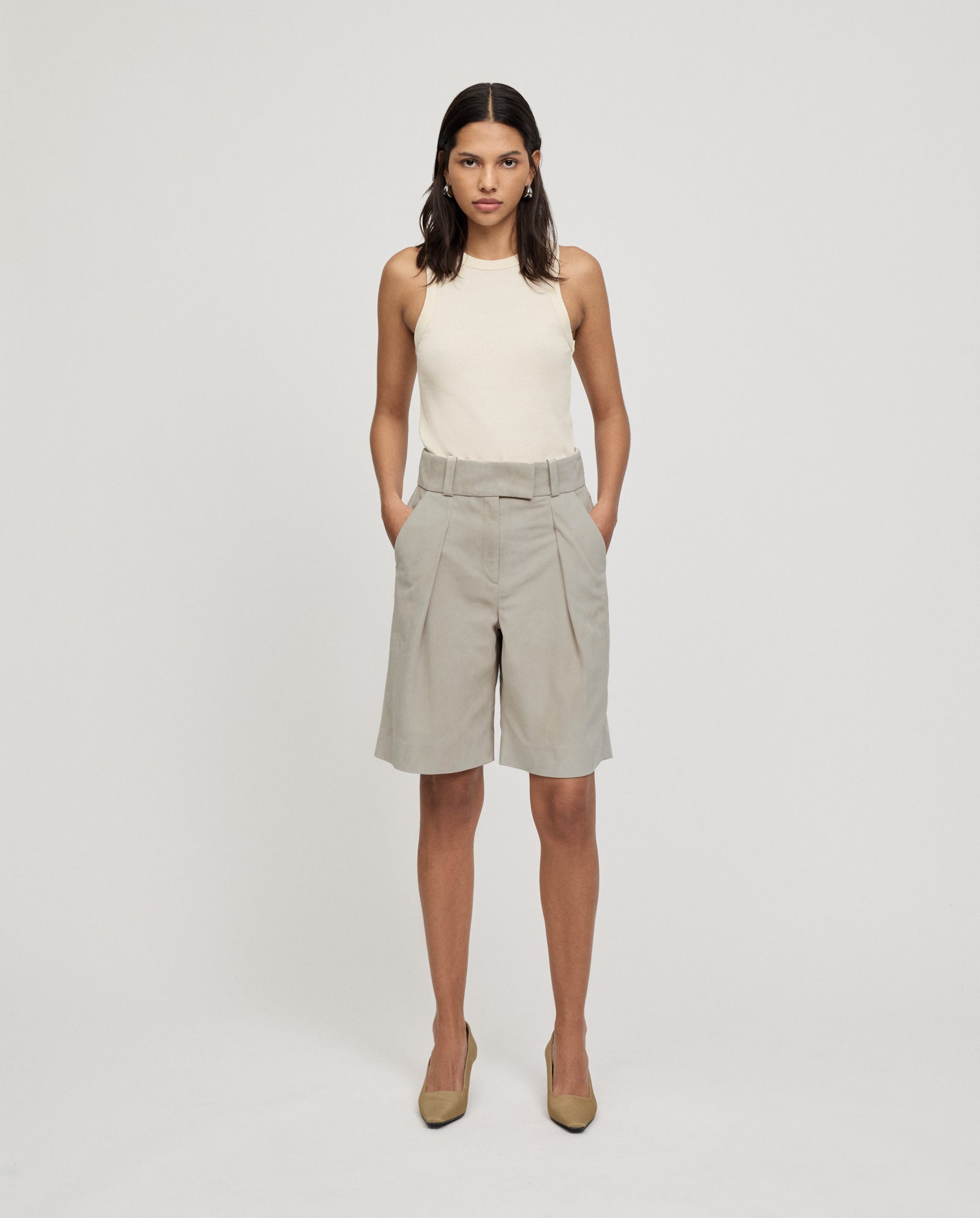 LEA trousers beige | suede bermuda shorts with pleat details