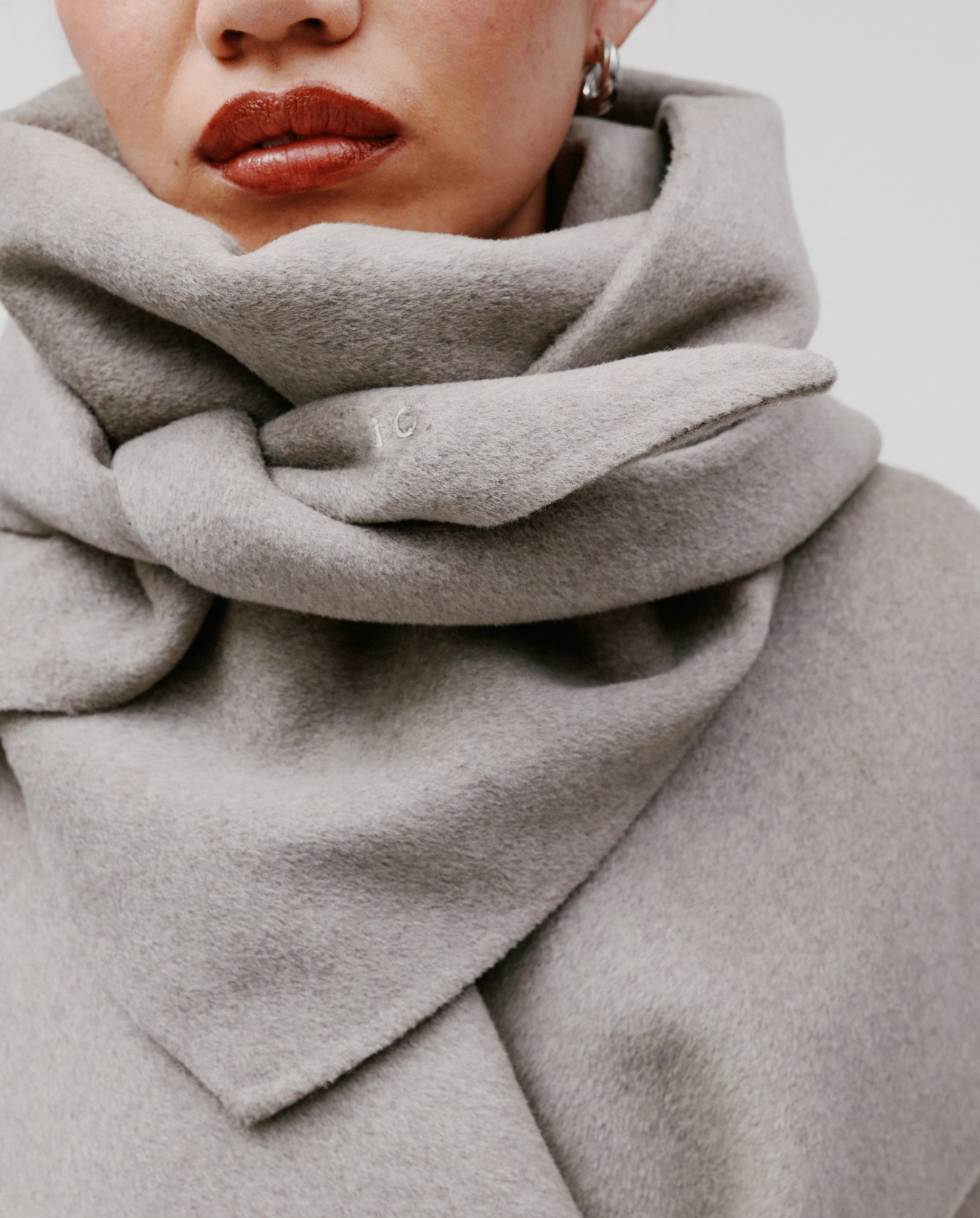 ARIANA Triangle Scarf Beige | double-sided wool